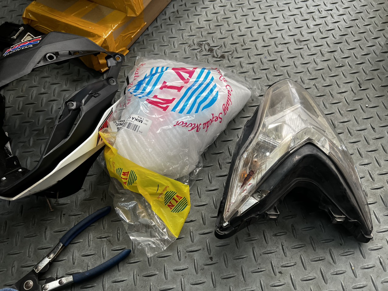 Hướng dẫn thay thế mika kính chóa đèn Honda Sonic - Phụ tùng nhập khẩu ...